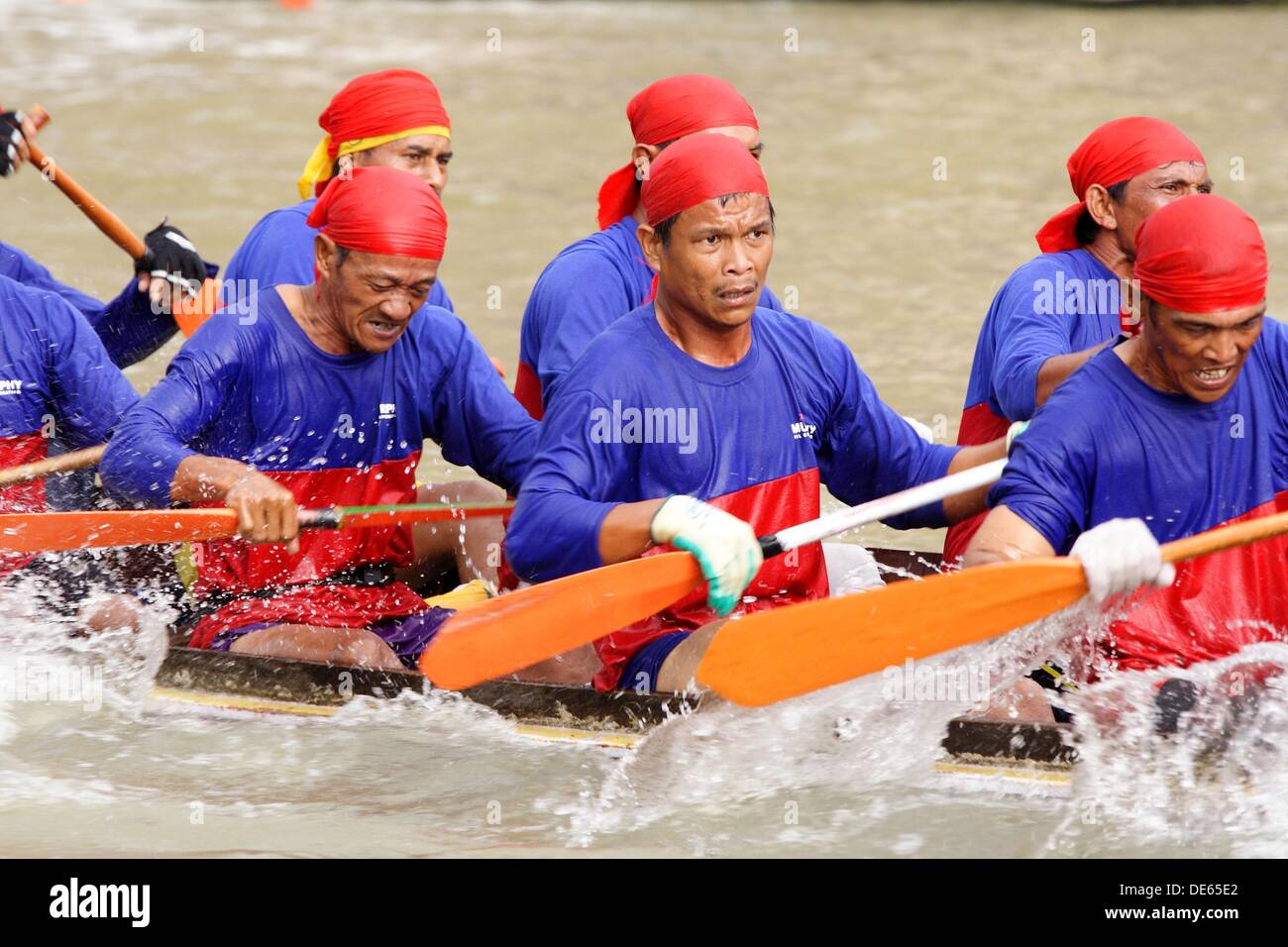 Dragon boat race colourful hi-res stock photography and images - Alamy