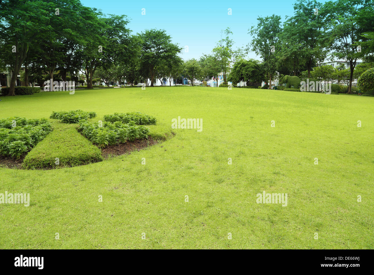 Garden path white cloud hi-res stock photography and images - Alamy