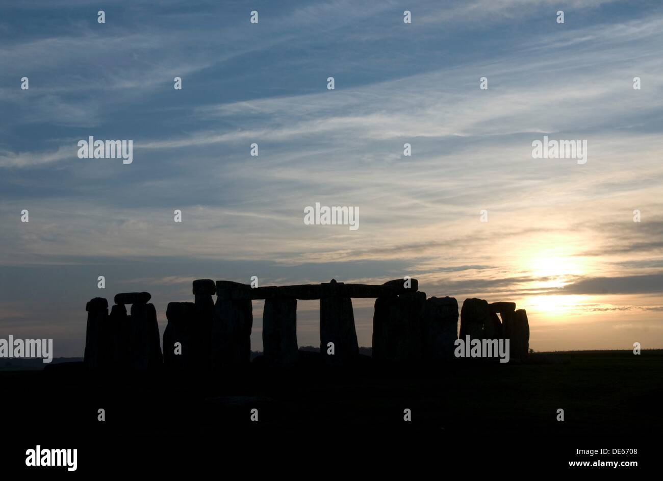 Stonehenge sunset wiltshire england hi-res stock photography and images ...