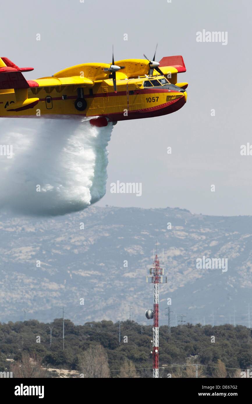 Seaplane fire fighting aircraft hi-res stock photography and images - Alamy