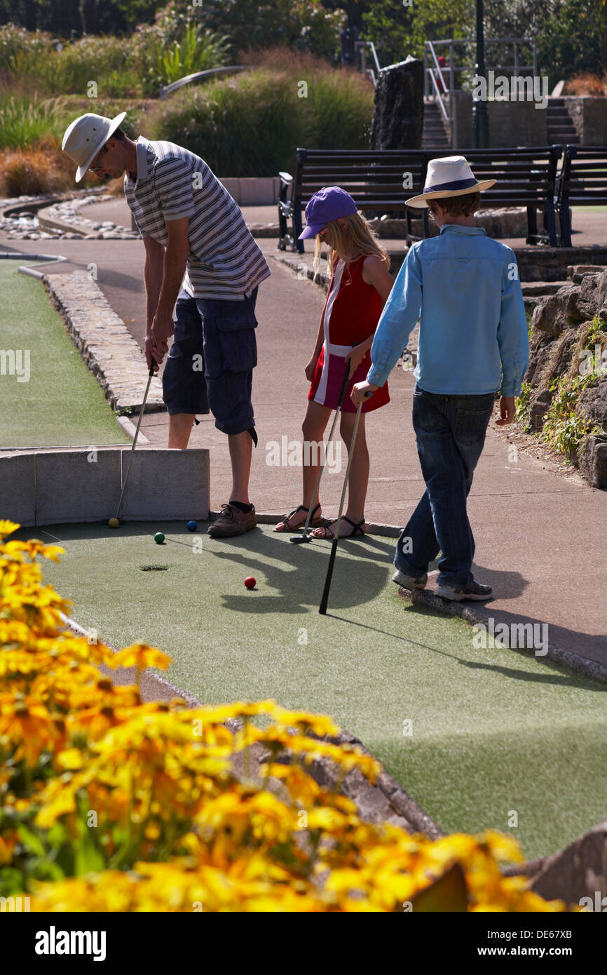 Children playing mini golf hi-res stock photography and images - Alamy