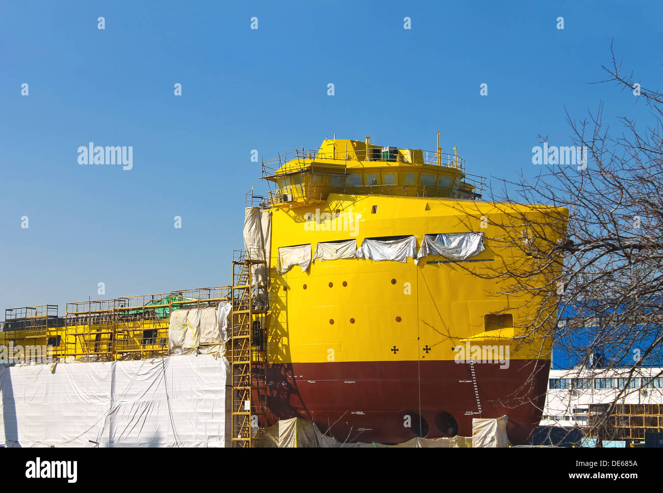 The construction of a new ship in dry dock shipyard Stock Photo - Alamy
