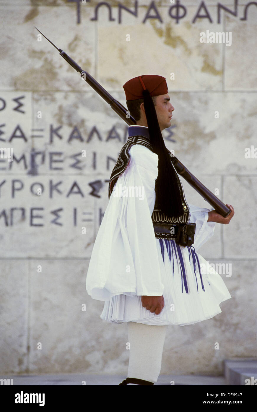 Evzone soldier standing hi-res stock photography and images - Alamy