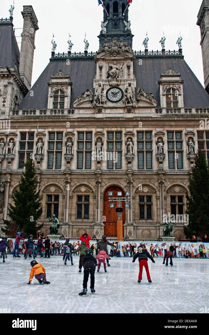 Ice rink paris hi-res stock photography and images - Alamy