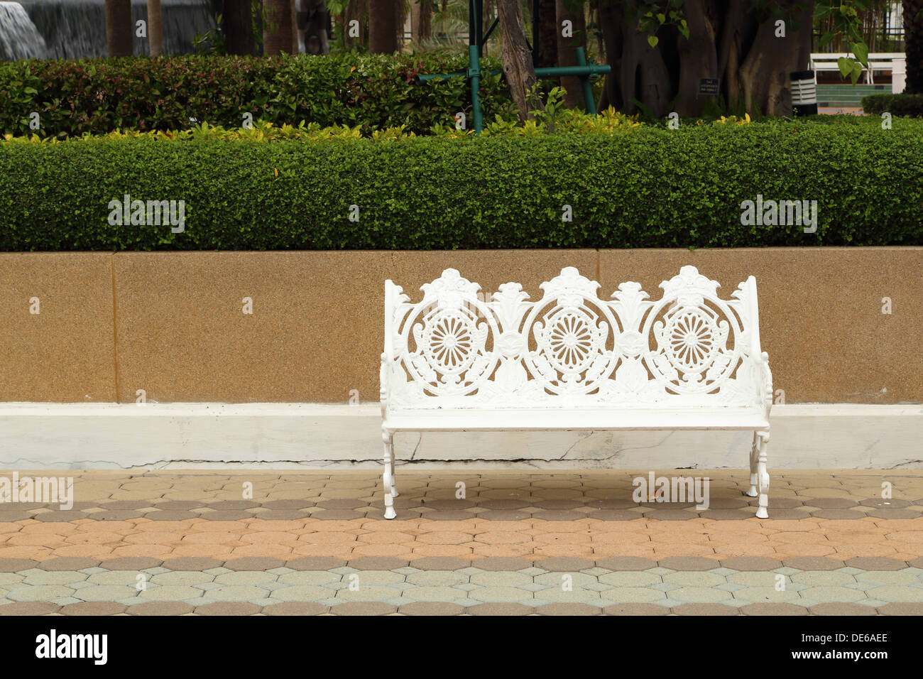 White park bench stone hi-res stock photography and images - Alamy