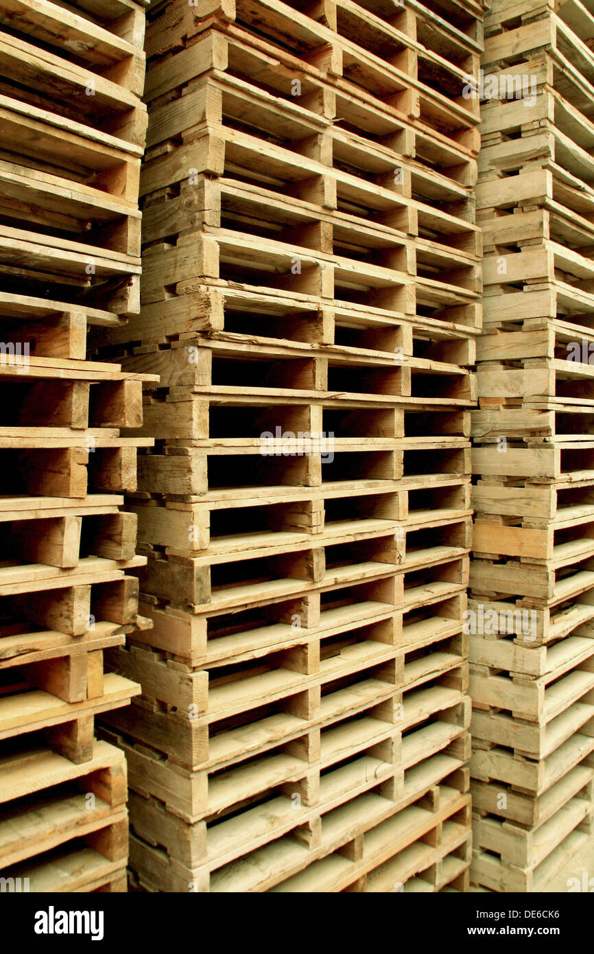 Piled up pallets hi-res stock photography and images - Alamy