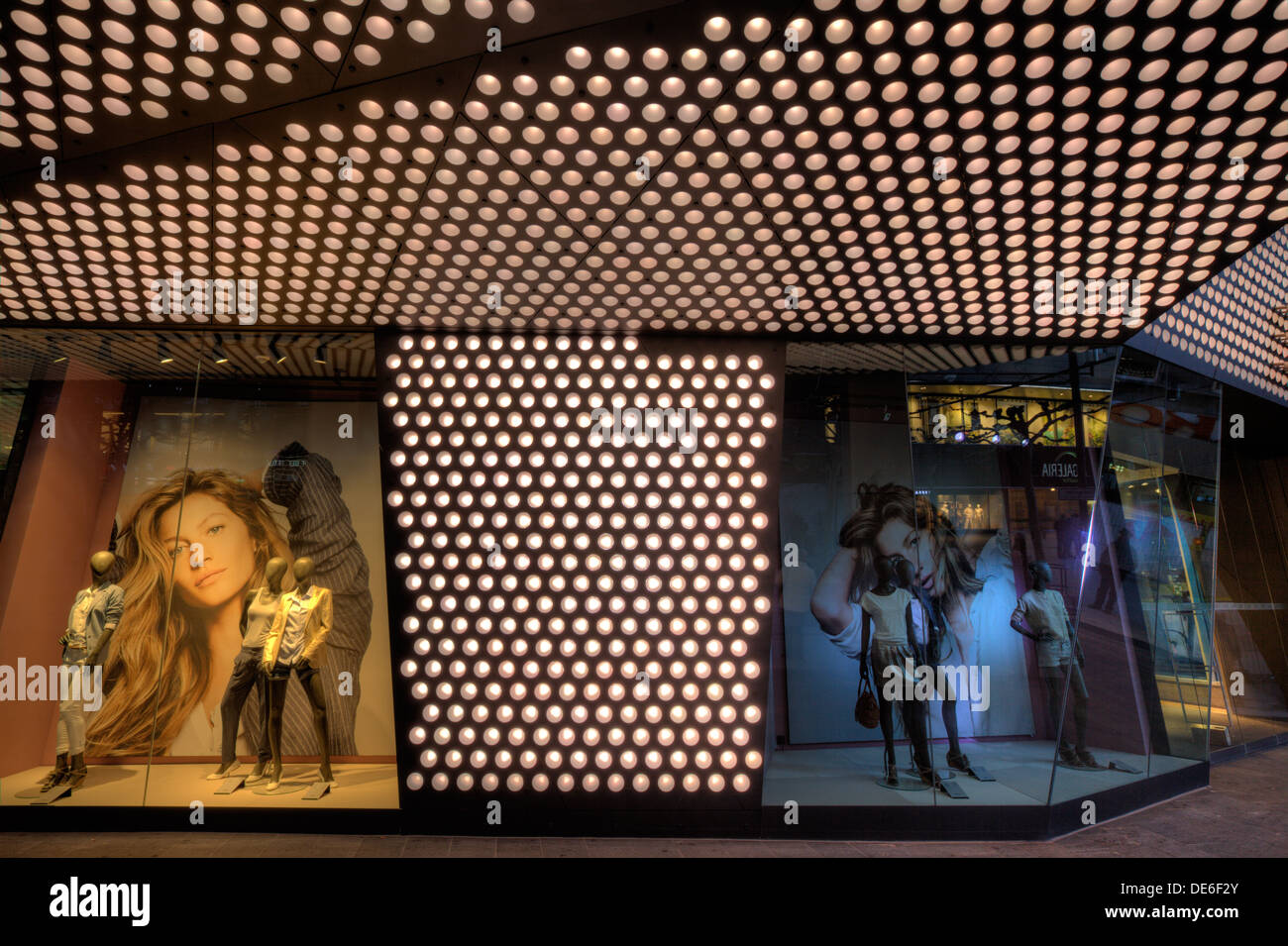 Shop window displays hi-res stock photography and images - Alamy