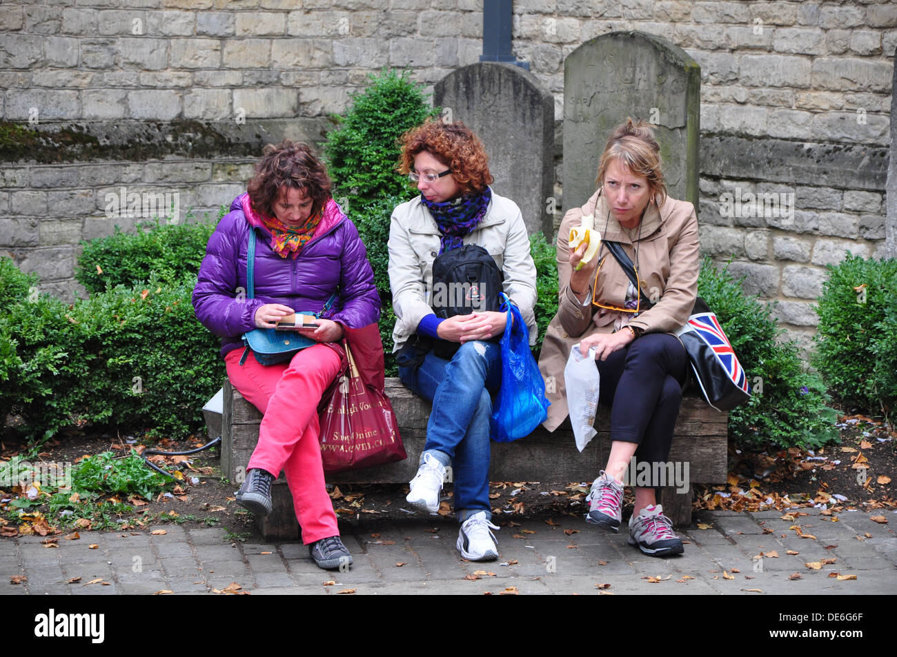 Food, women, conversation hi-res stock photography and images - Alamy