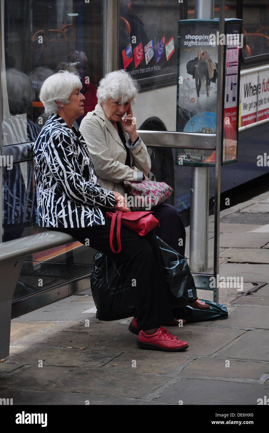 Women at bus stop hi-res stock photography and images - Alamy
