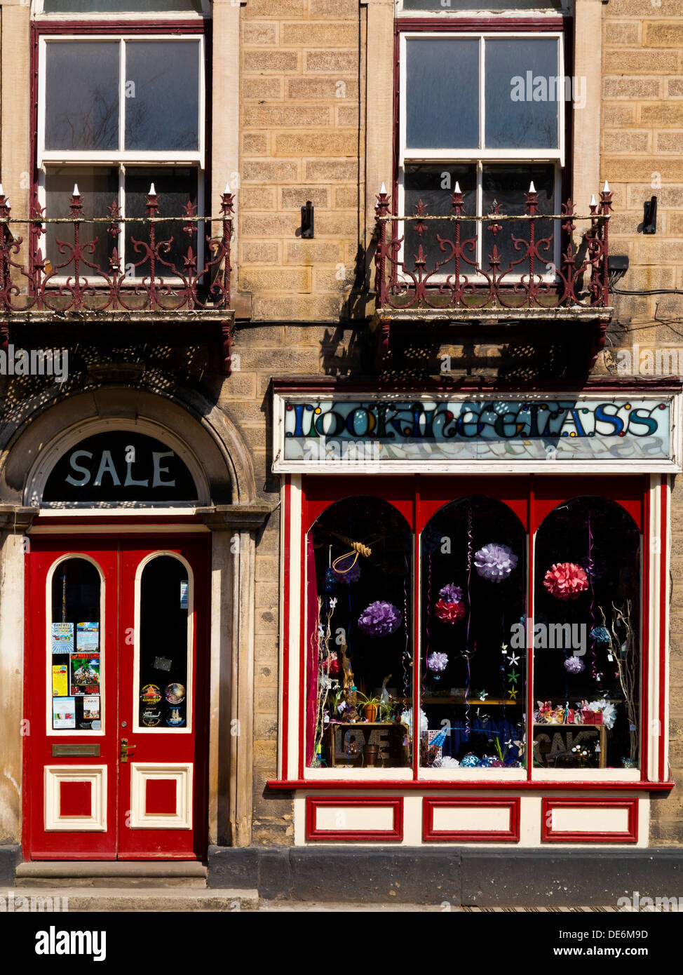 Traditional tourist shop selling glass and craft products in Matlock ...