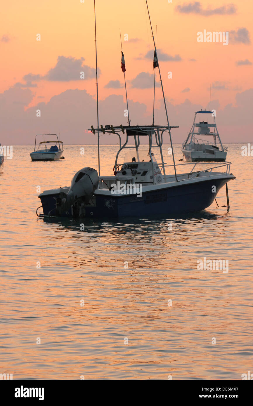 Mexican fishing boats hi-res stock photography and images - Alamy