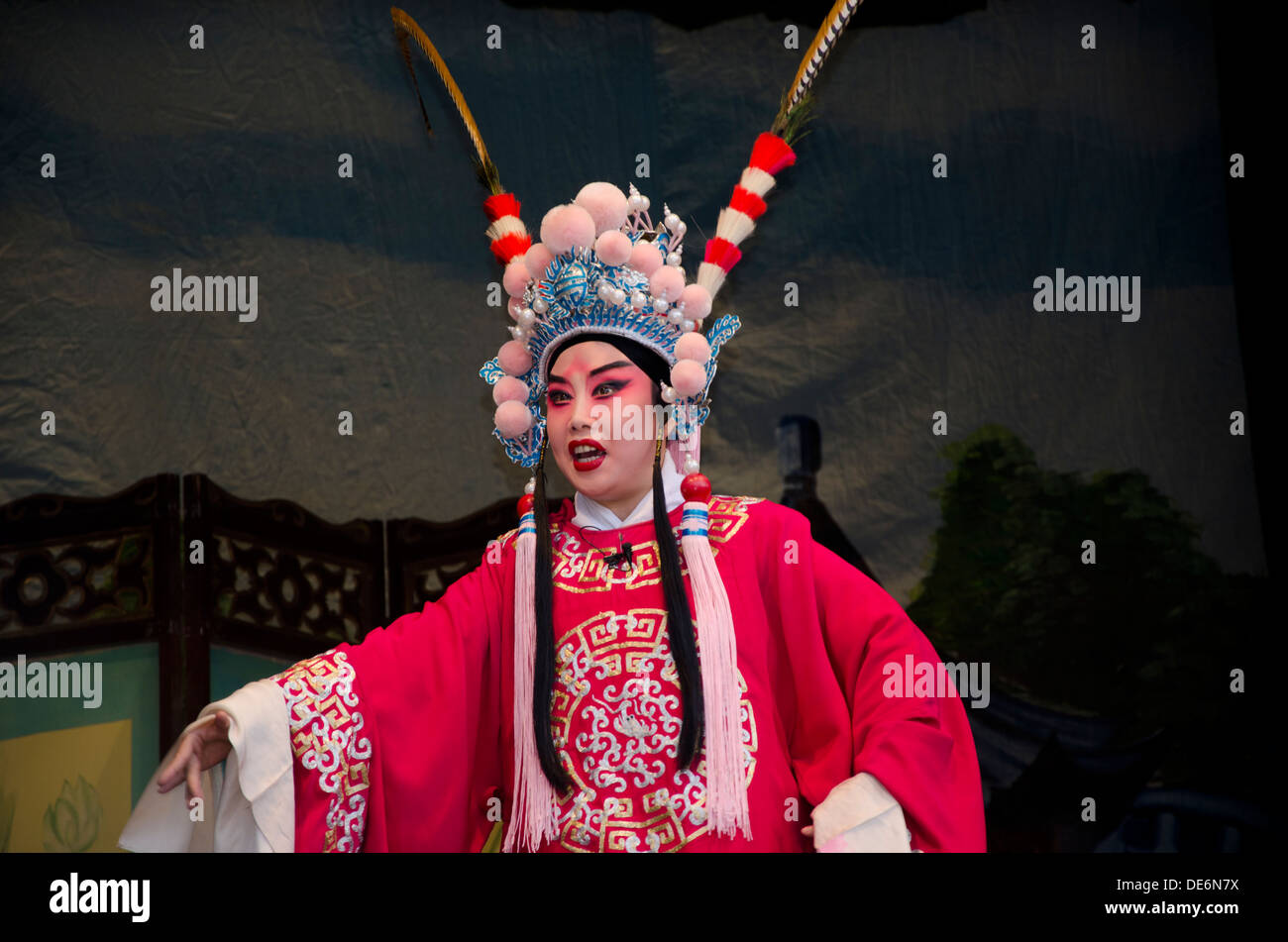 Traditional singer hi-res stock photography and images - Alamy