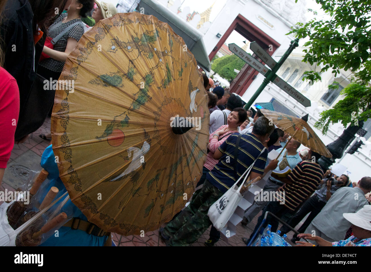 Roadside crowd hi-res stock photography and images - Alamy