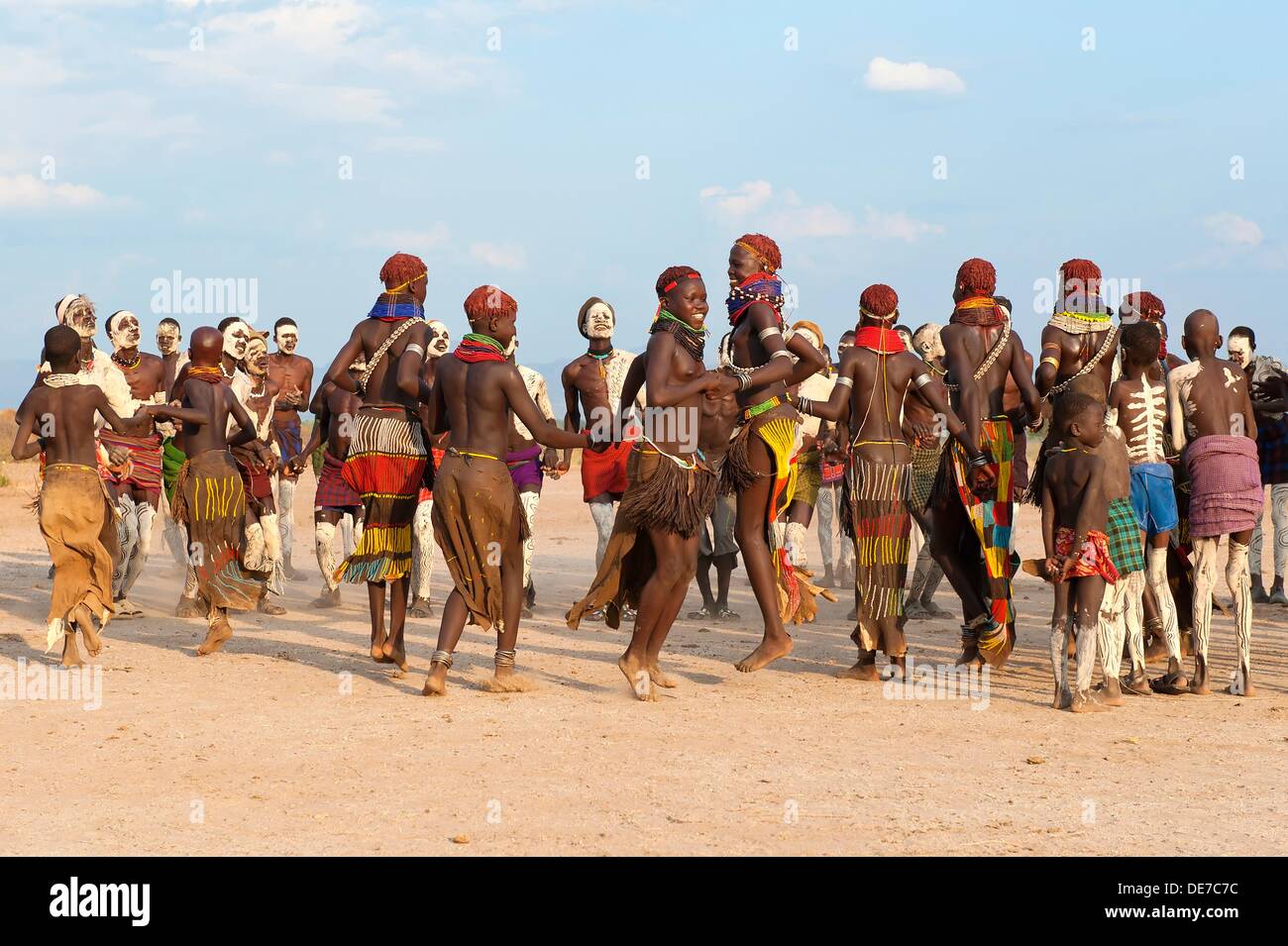 African tribal dance of the world hi-res stock photography and images ...