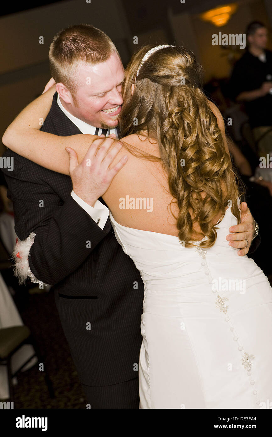 Bride groom dancing wedding party hi-res stock photography and images ...