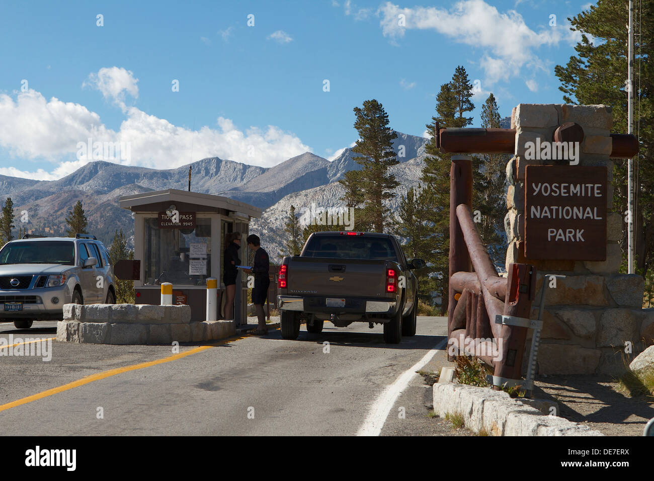 Entrance sign yosemite national park hi-res stock photography and ...