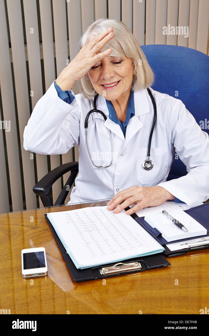 Doctor with idea hi-res stock photography and images - Alamy