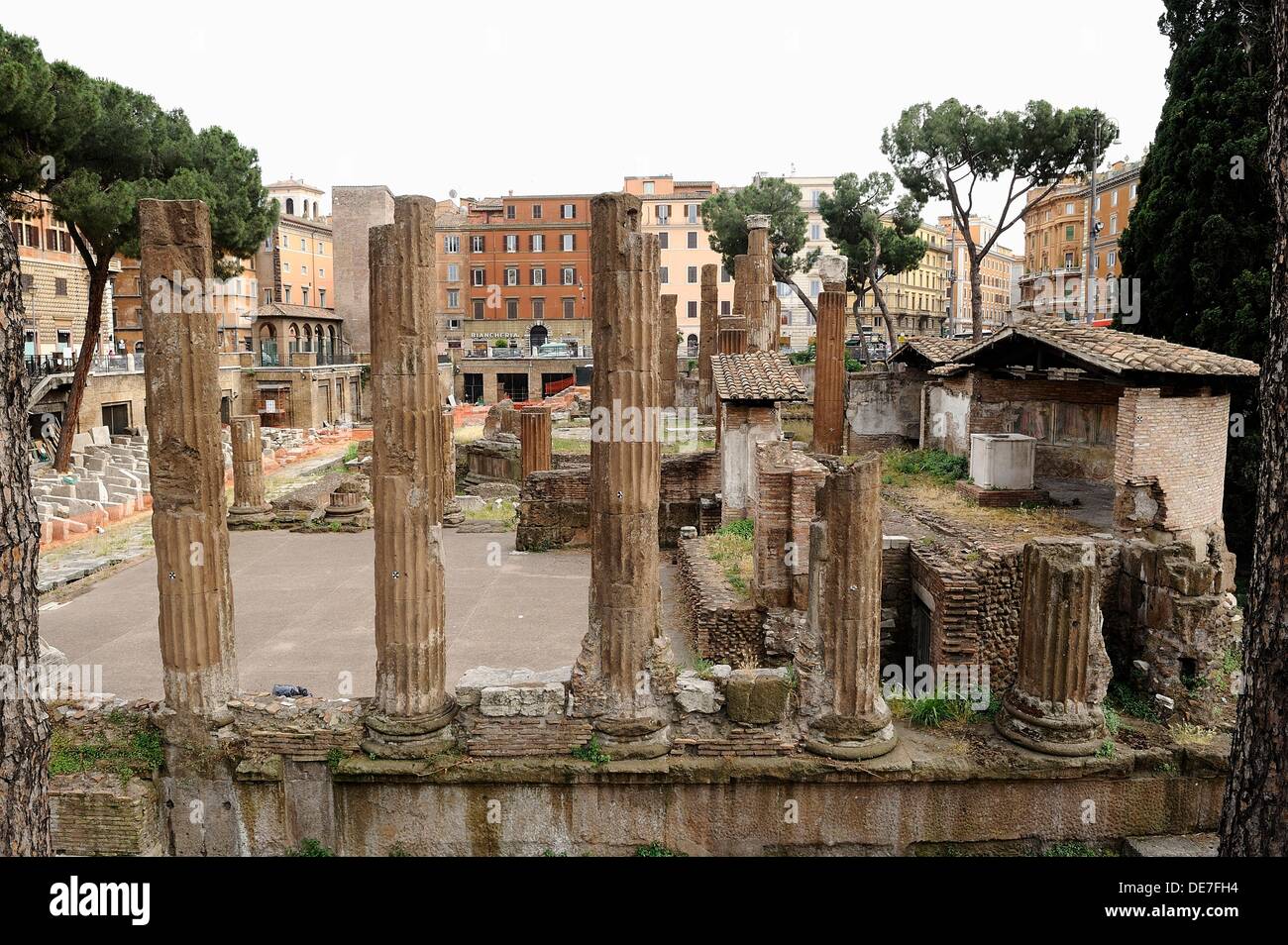 Roman ruins in rome hi-res stock photography and images - Alamy