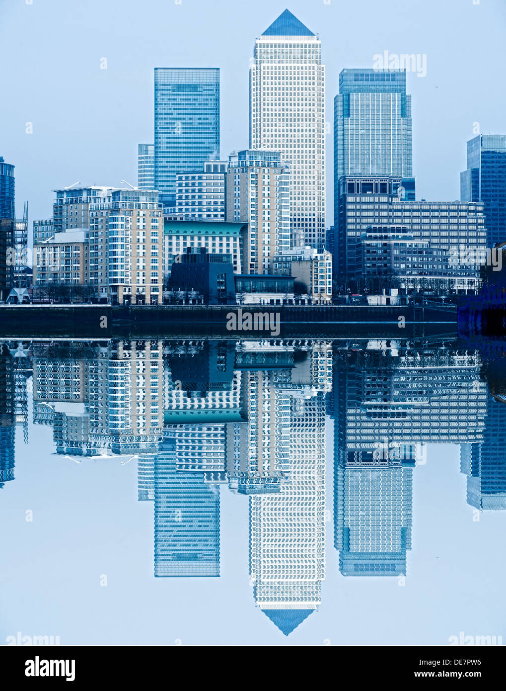 Canary wharf skyline hi-res stock photography and images - Alamy