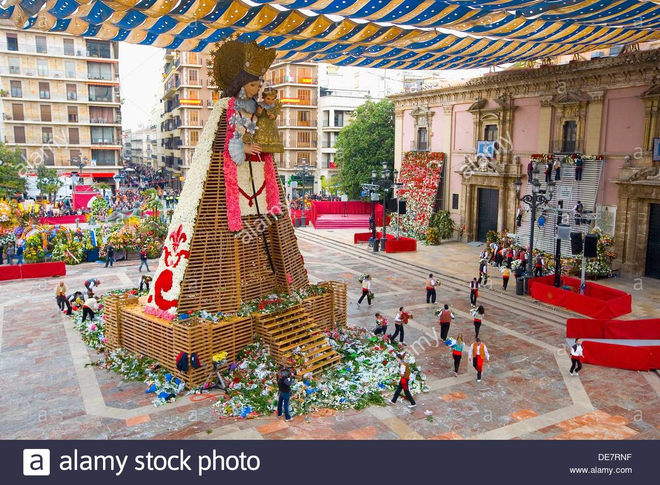 Ofrenda floral a la Virgen de los Desamparados durante las Fallas de ...