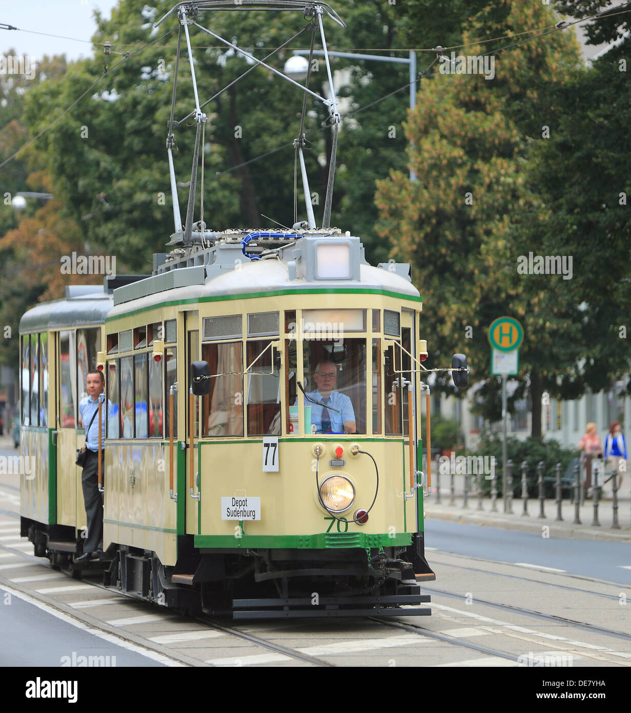 A so-called 'Hechtwagen' (literally: pike car) exits the tramway depot ...