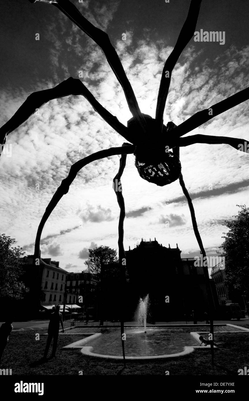 Maman spider sculpture Black and White Stock Photos & Images - Alamy