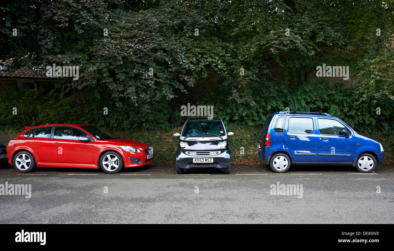 Smart Car parked between two other cars Stock Photo - Alamy
