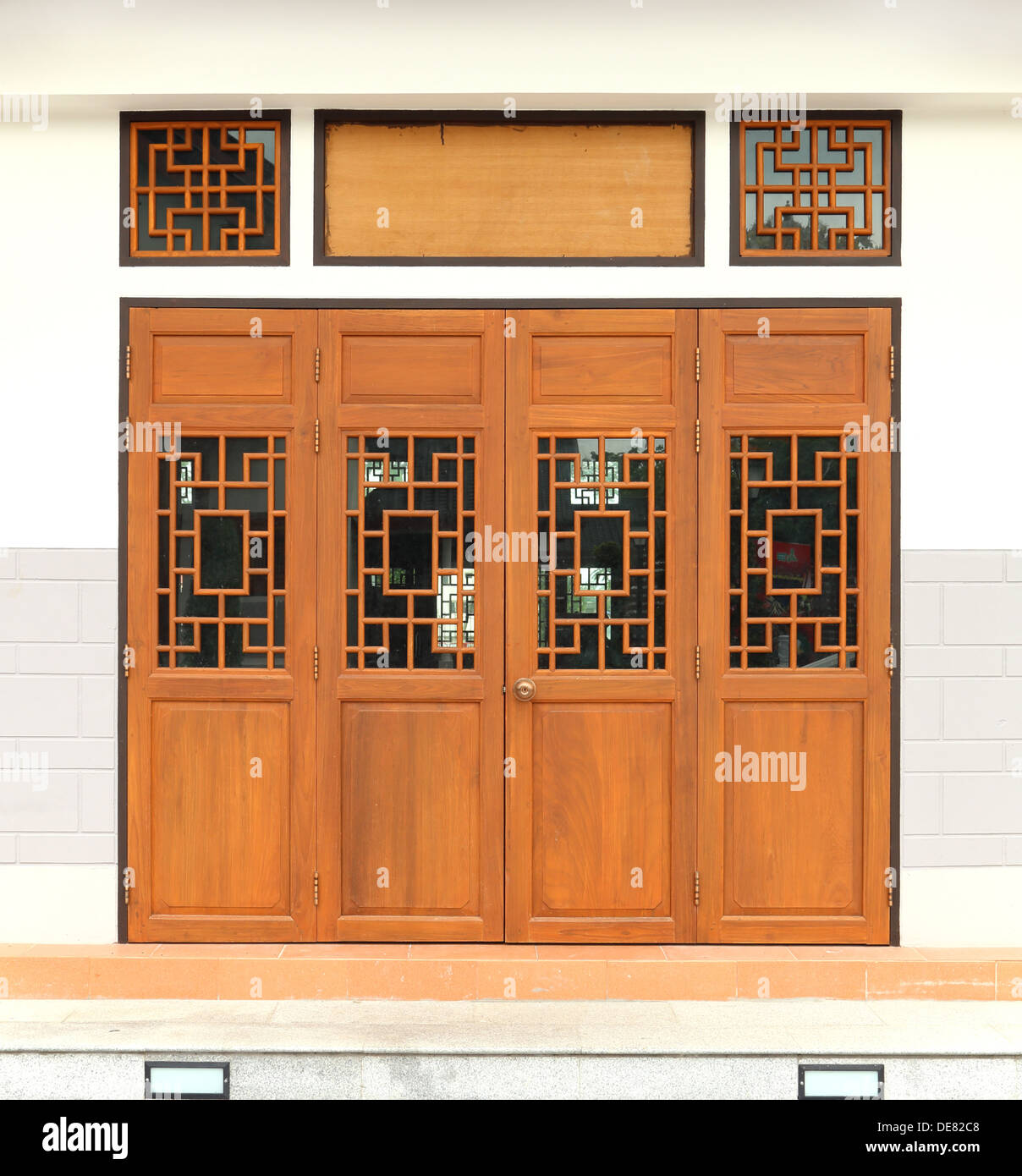 Traditional chinese door design door hi-res stock photography and ...