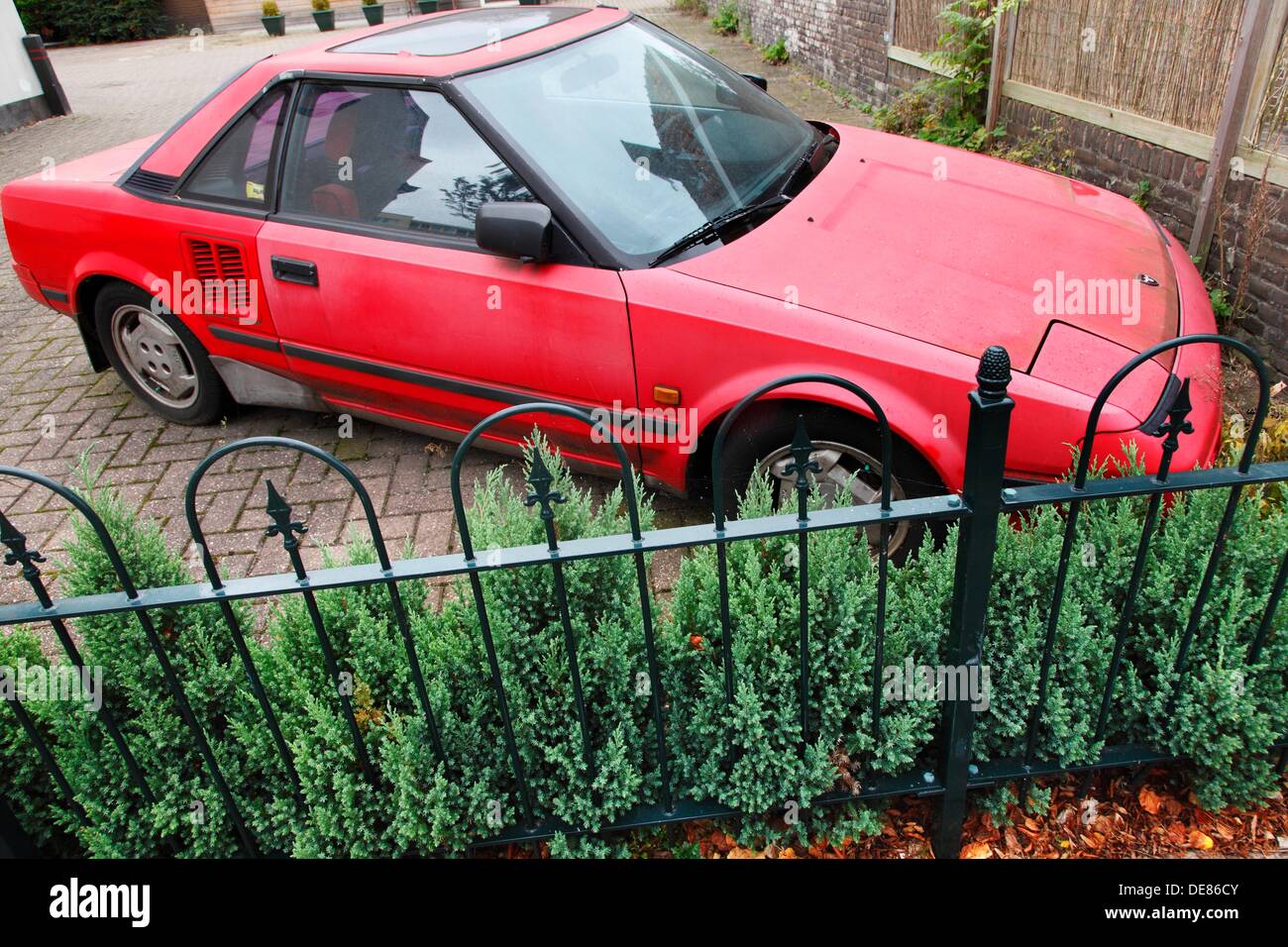 Car from behind above hi-res stock photography and images - Alamy