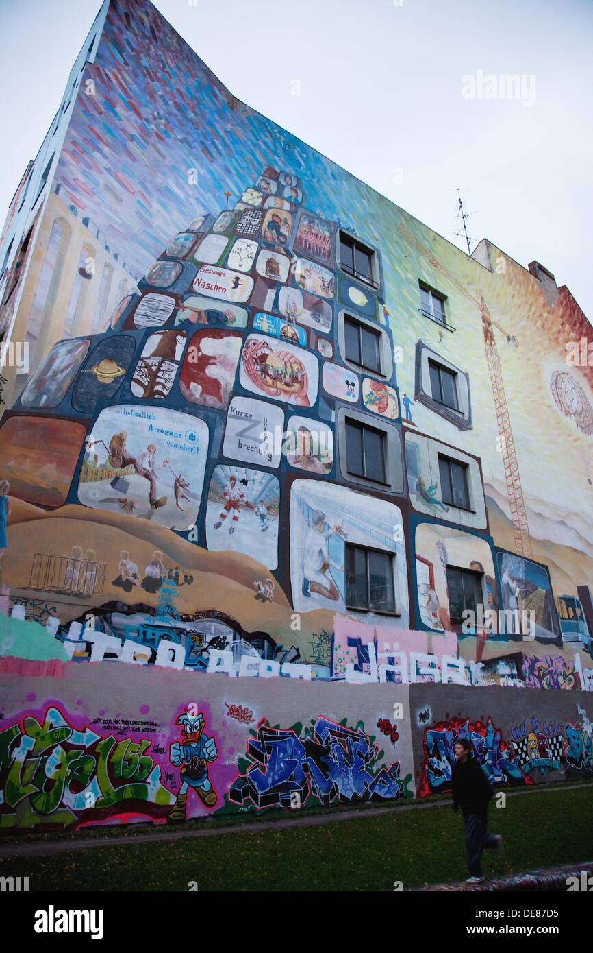 Community center art mural hi-res stock photography and images - Alamy