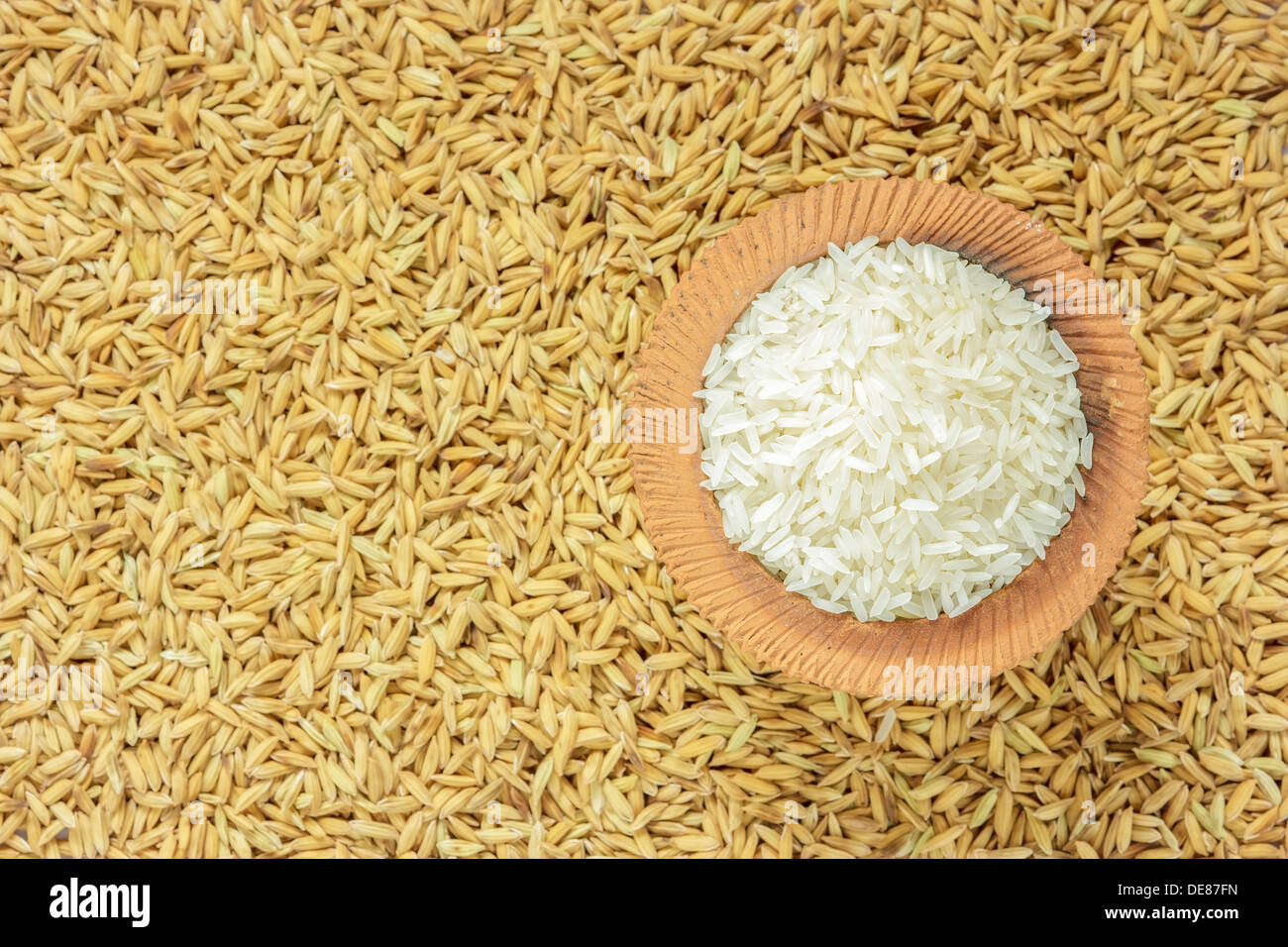 top shot paddy background with rice heap in clay cup Stock Photo - Alamy