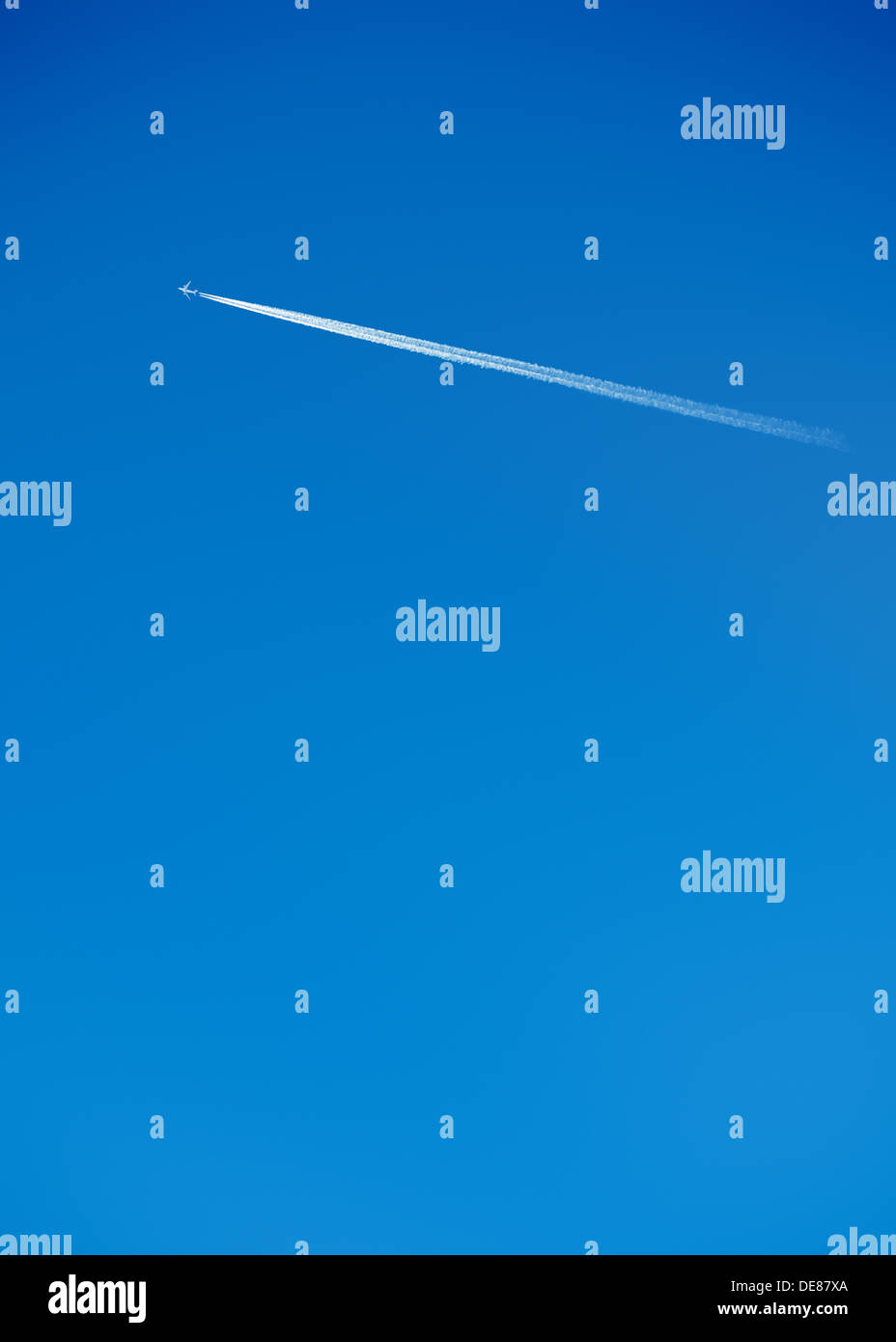 Jet trail hi-res stock photography and images - Alamy