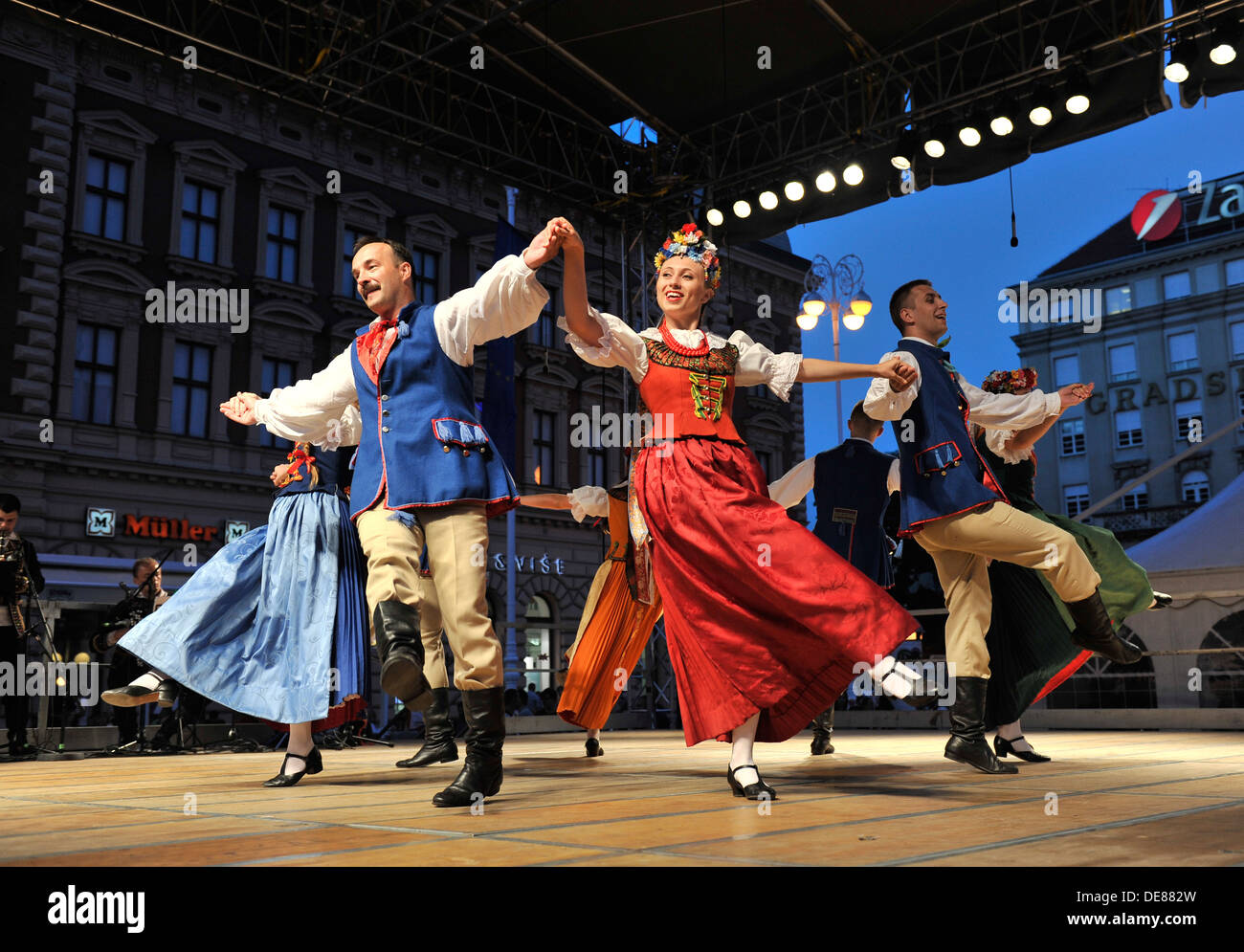 Members of the Warsaw School of Economics in folk costumes during the ...