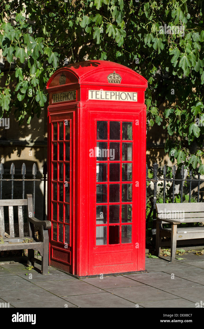 Red telephone booth hi-res stock photography and images - Alamy