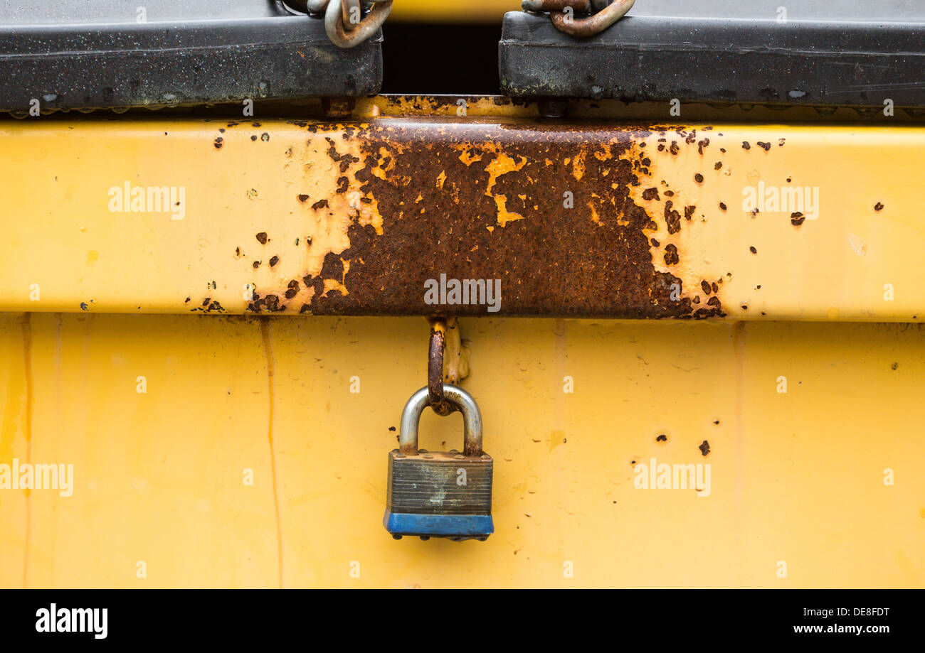 Yellow dumpster hi-res stock photography and images - Alamy