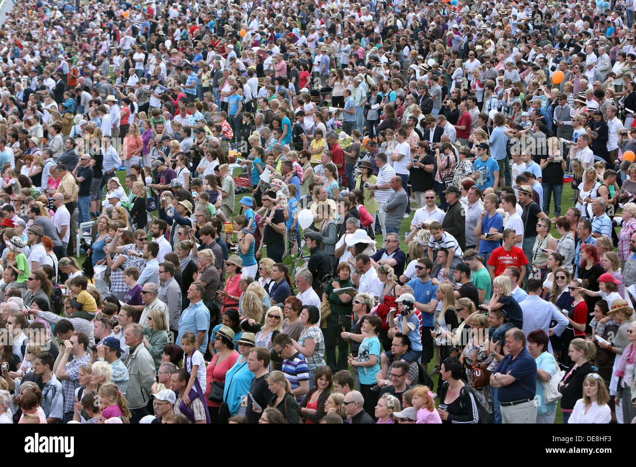 Hoppe garden germany crowd hi-res stock photography and images - Alamy