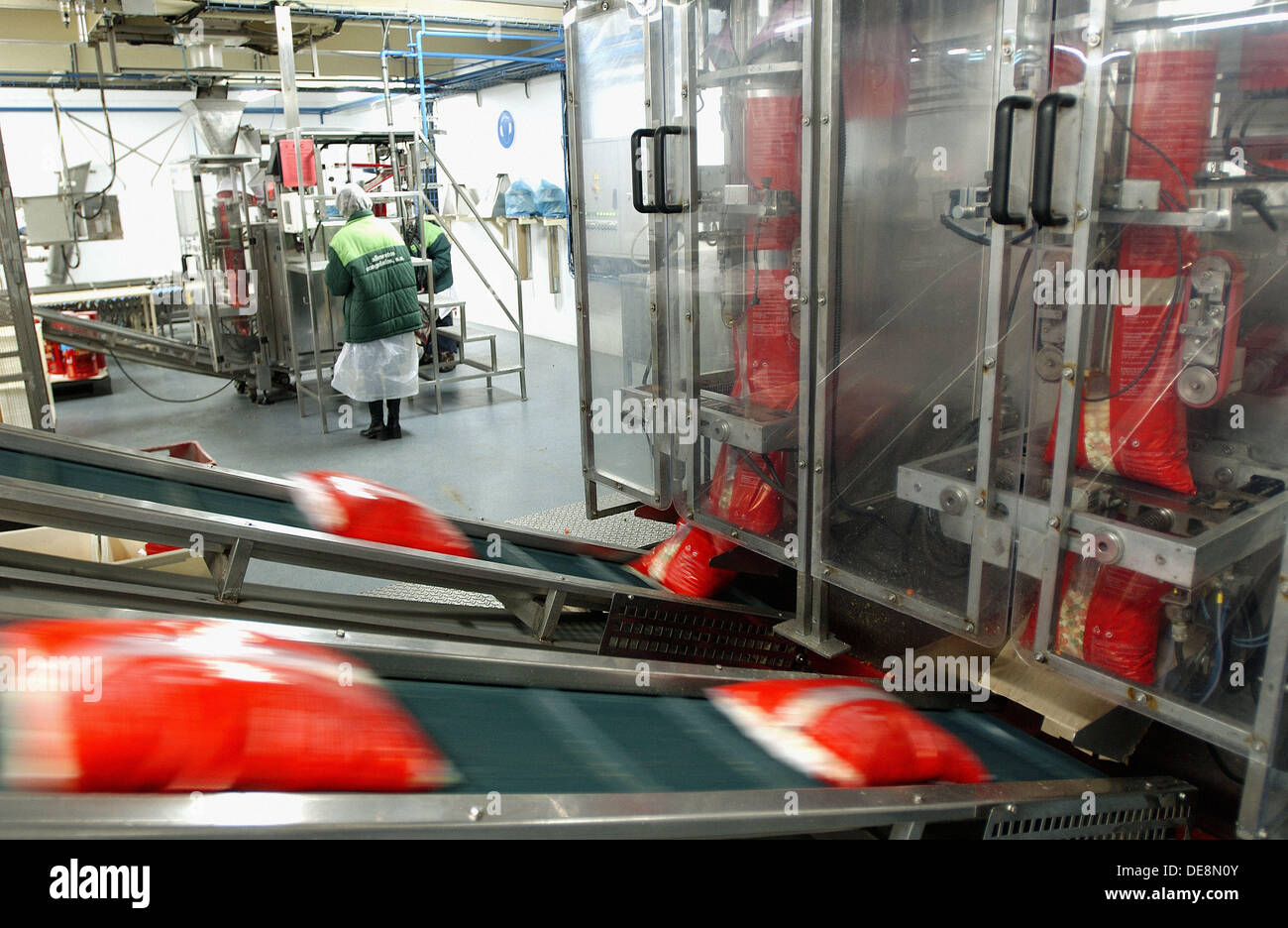 Food packing conveyor hi-res stock photography and images - Alamy