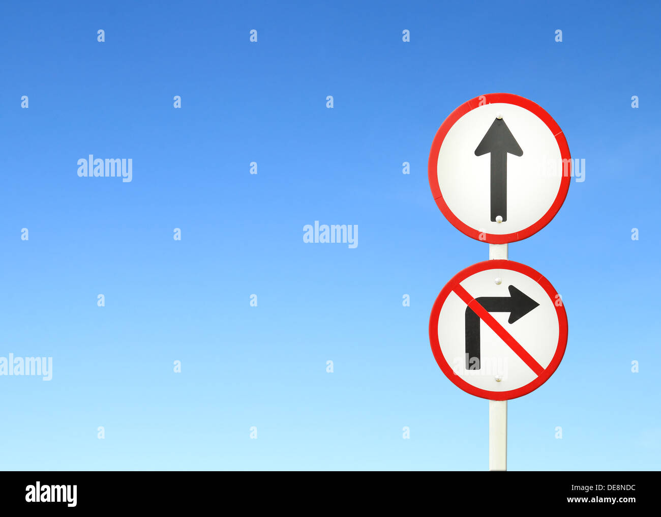 One way right arrow signal hi-res stock photography and images - Alamy
