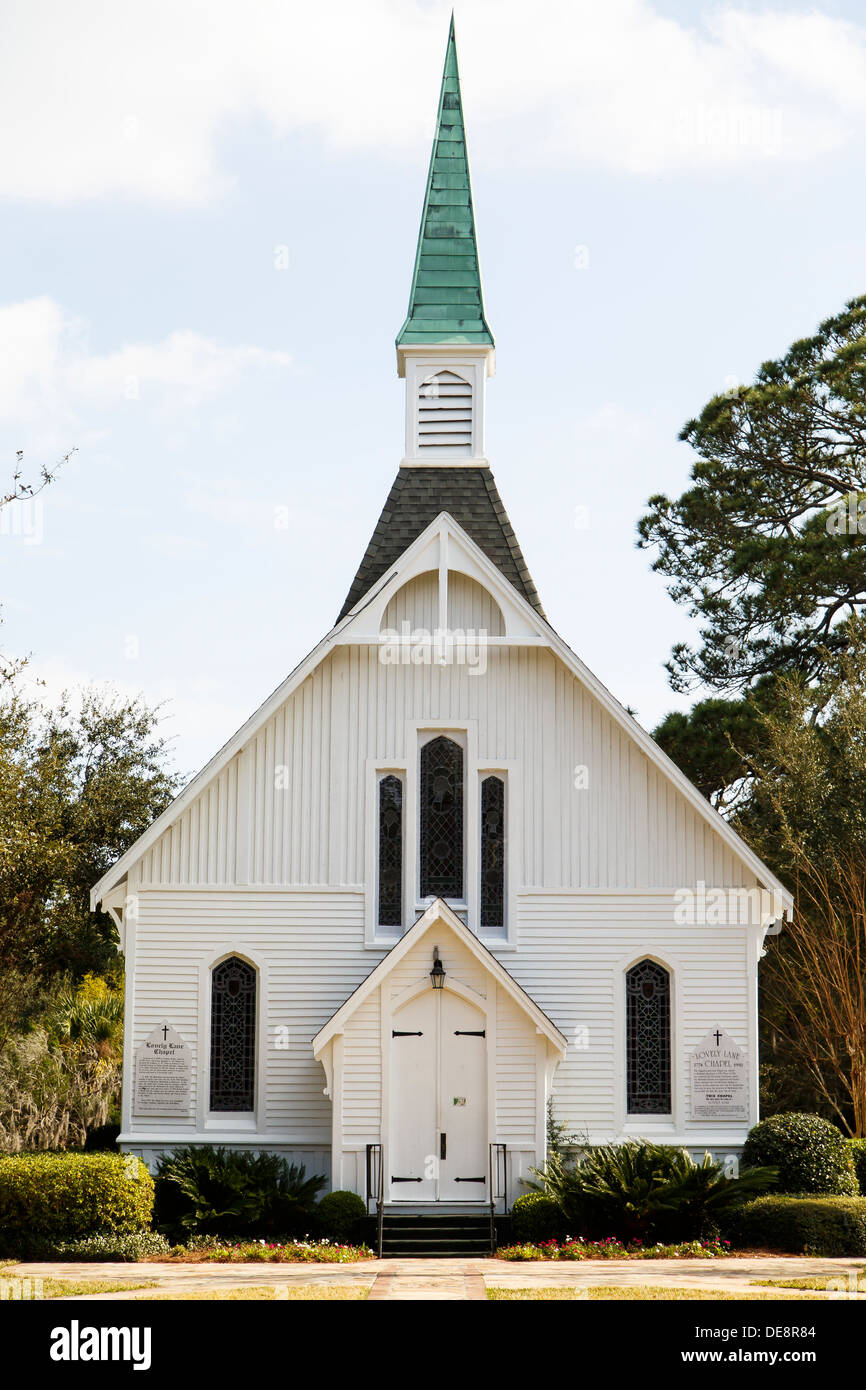 Little white wooden church hi-res stock photography and images - Alamy