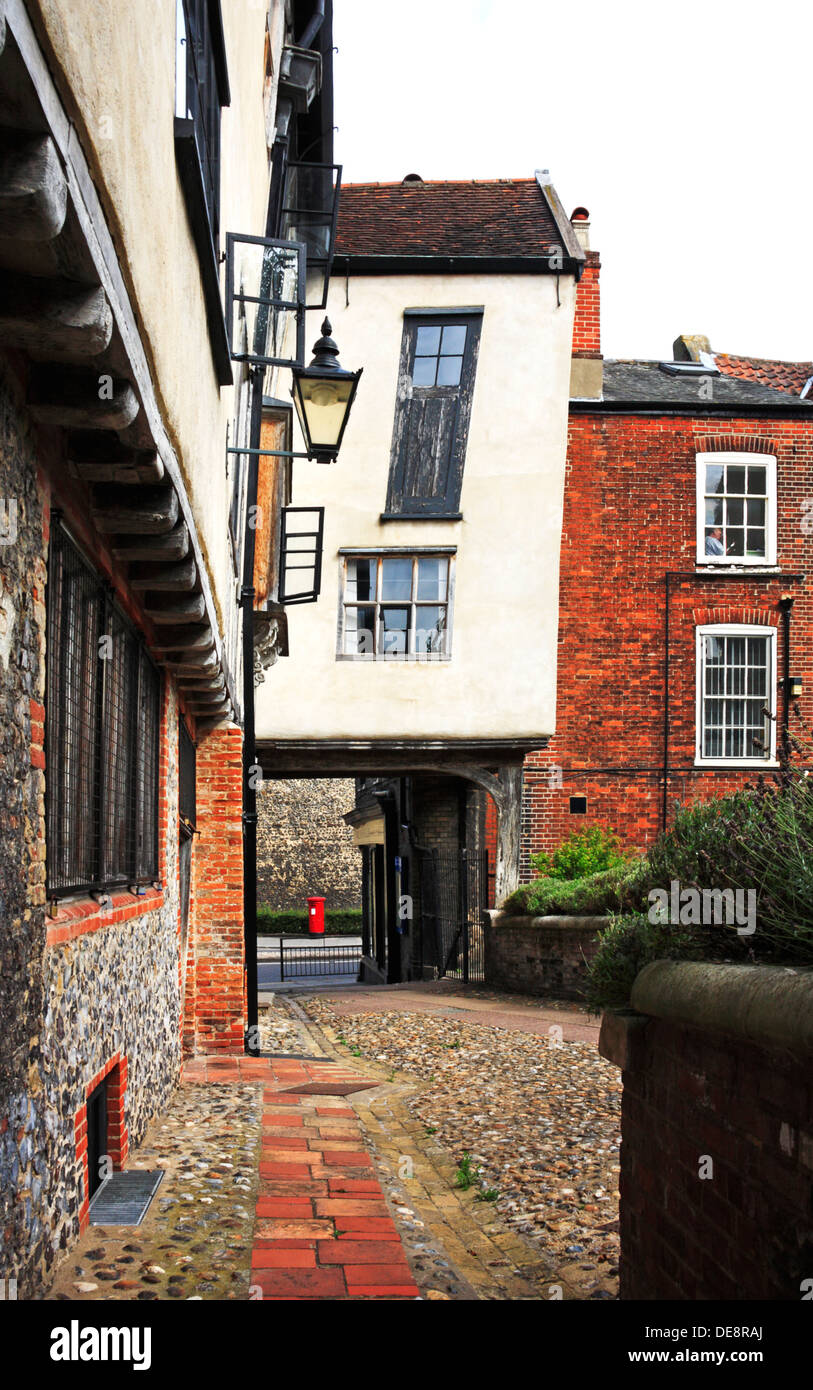 A view of Tombland Alley with leaning medieval building in Norwich ...
