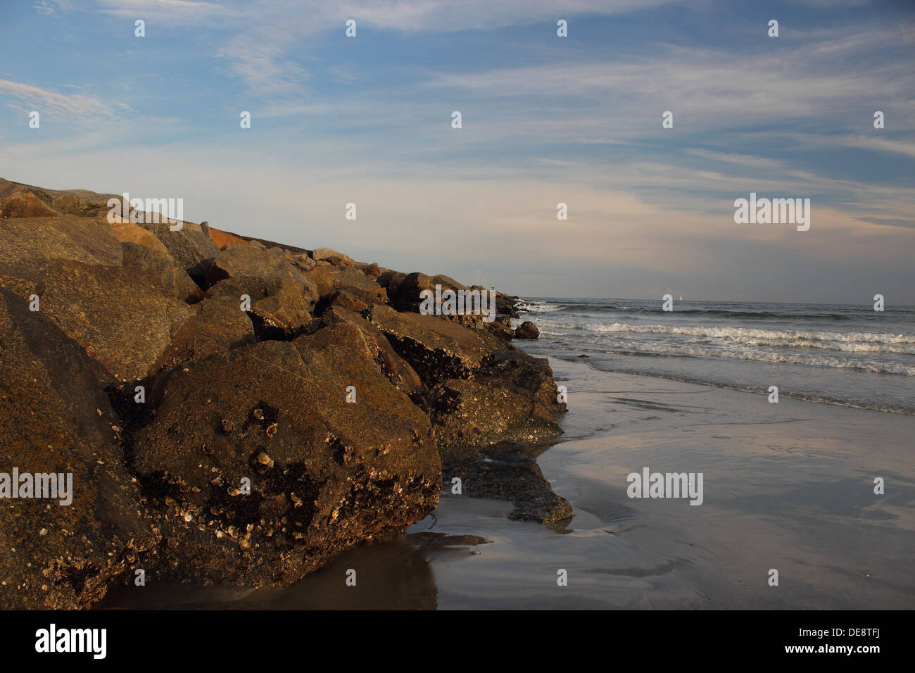 Groin shoreline hi-res stock photography and images - Alamy