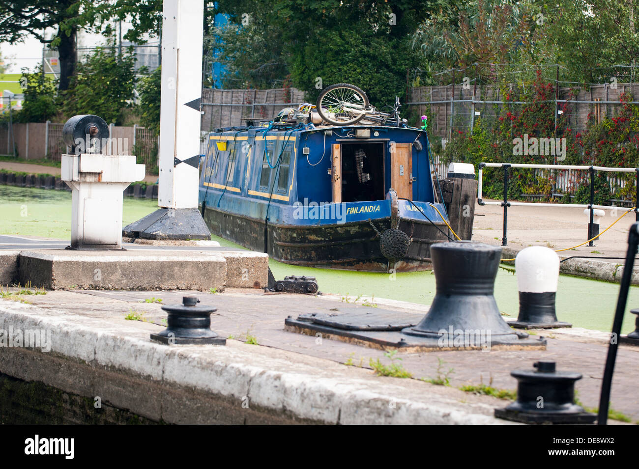 Uk houseboat canal lee river hackney hi-res stock photography and ...
