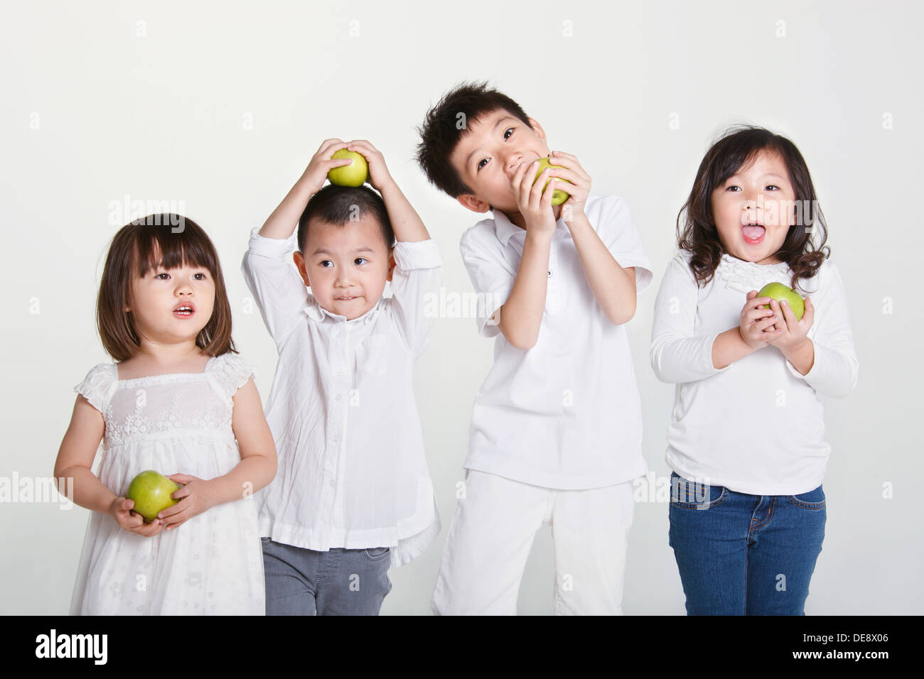 Children with apples hi-res stock photography and images - Alamy