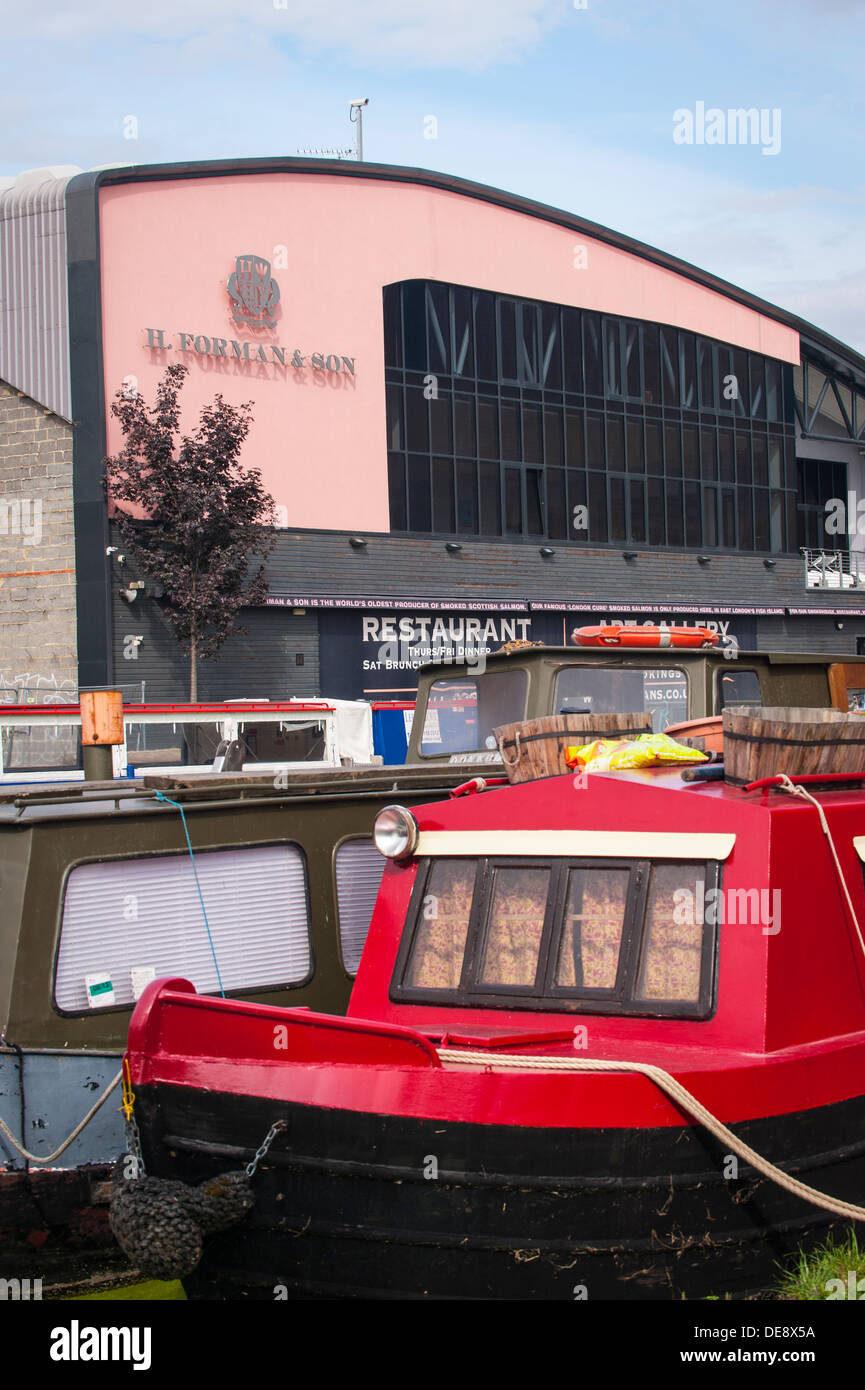 Uk houseboat canal lee river hackney hi-res stock photography and ...