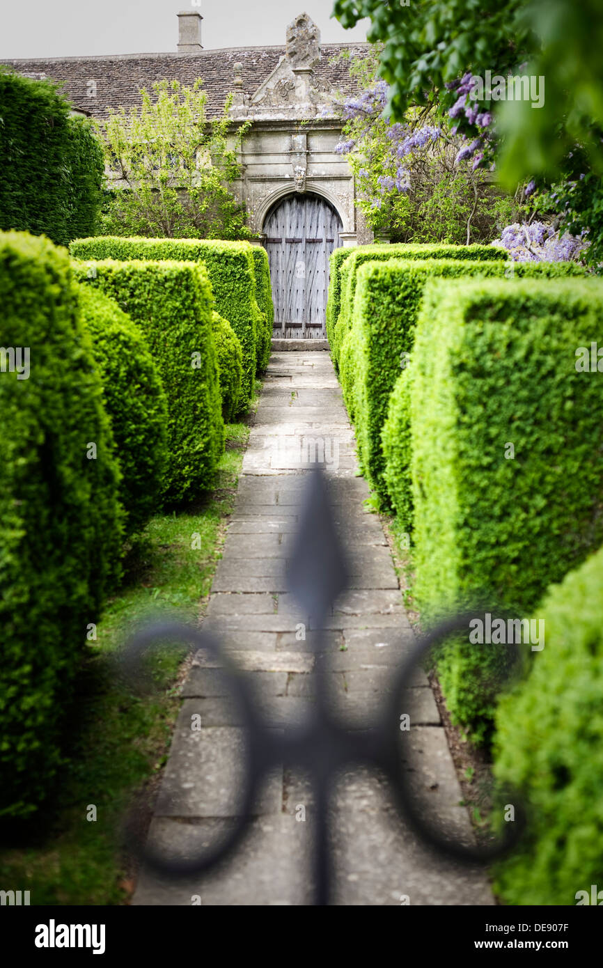 Hedge with gate hi-res stock photography and images - Alamy