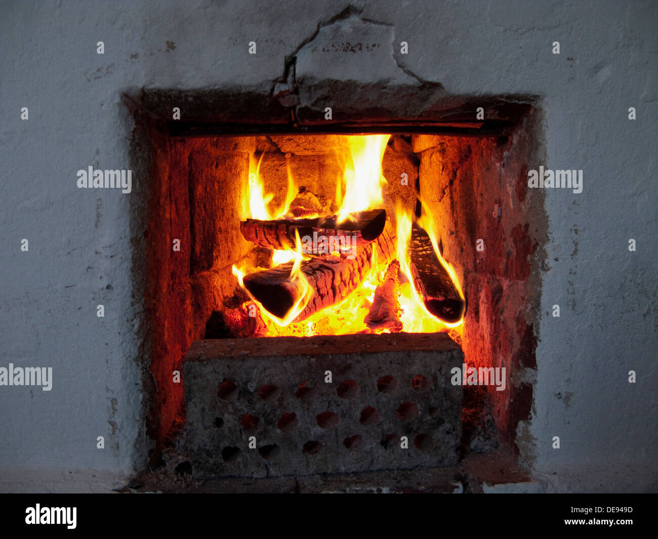 Fireplace logs flames hi-res stock photography and images - Alamy