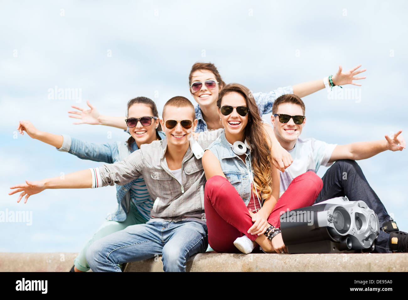 group of teenagers hanging out Stock Photo - Alamy