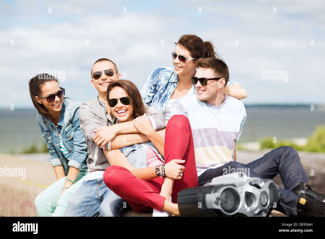 group of teenagers hanging out Stock Photo - Alamy