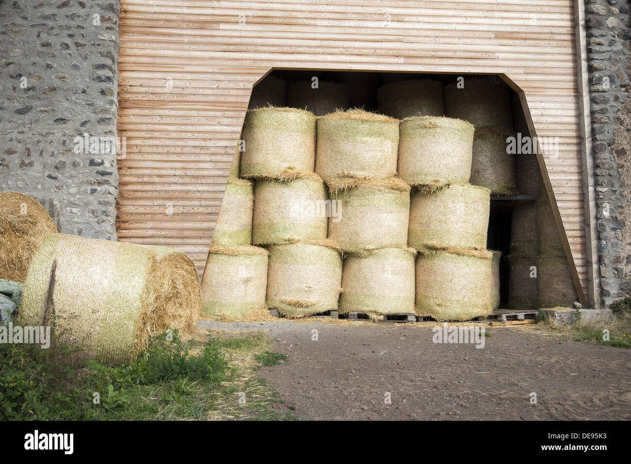 Wooden hay barn hi-res stock photography and images - Alamy