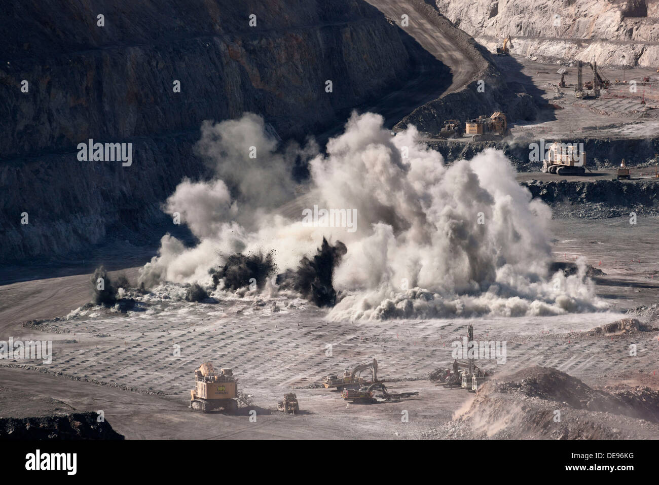 Super Pit Gold Mine Blast, Kalgoorlie Western Australia Stock Photo - Alamy